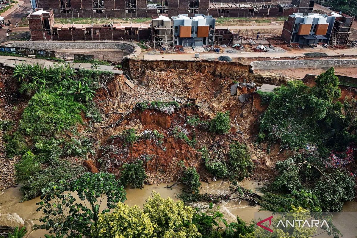 Akses jalan terputus akibat longsor di Pagedangan Tangerang - ANTARA News