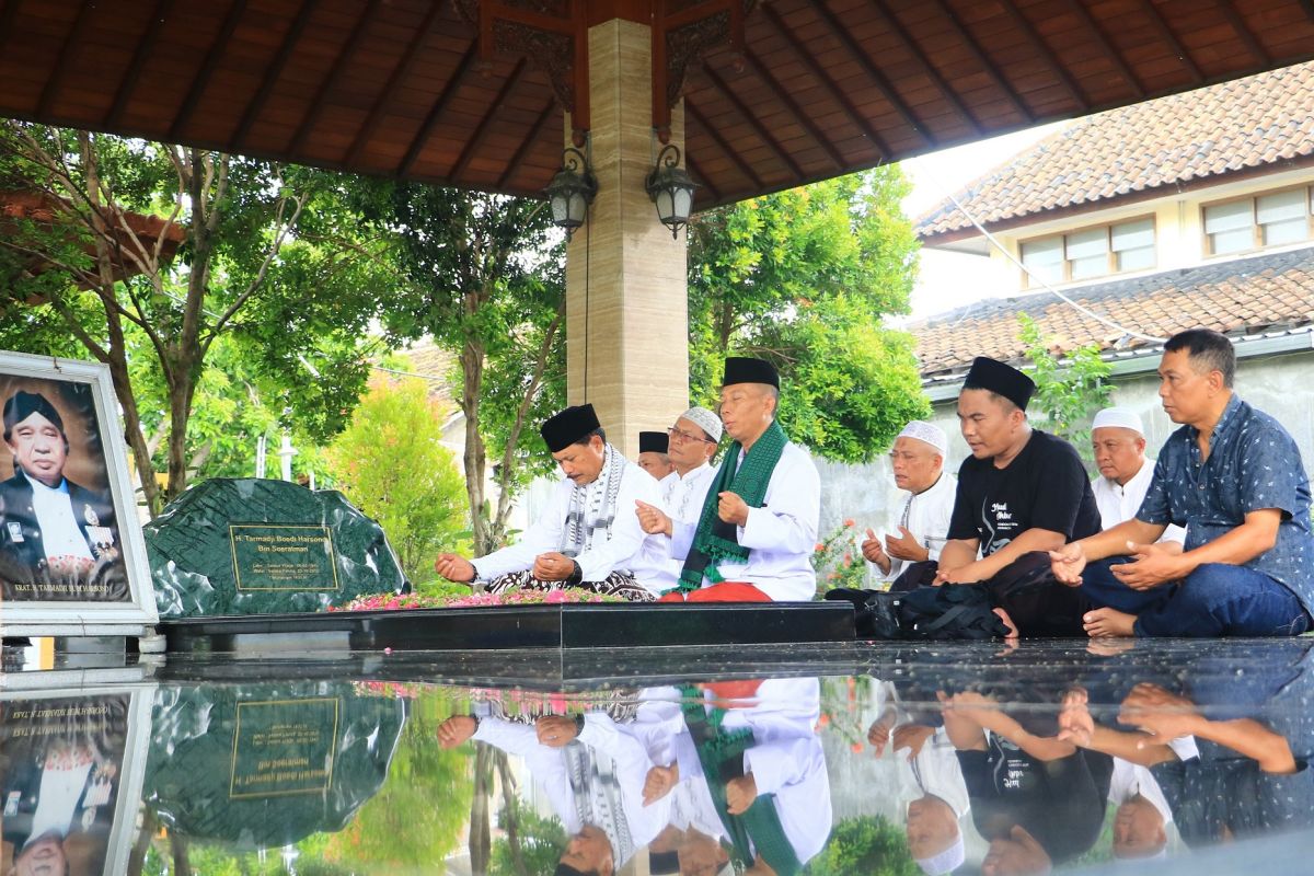 Cawali Maidi lakukan ziarah makam tokoh masyarakat Kota Madiun - ANTARA ...