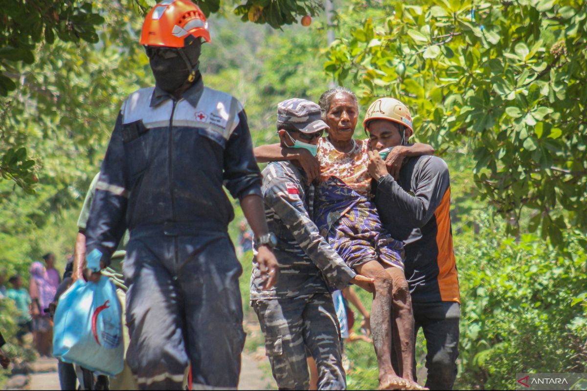 Evakuasi warga terdampak erupsi Gunung Lewotobi berlanjut - ANTARA News