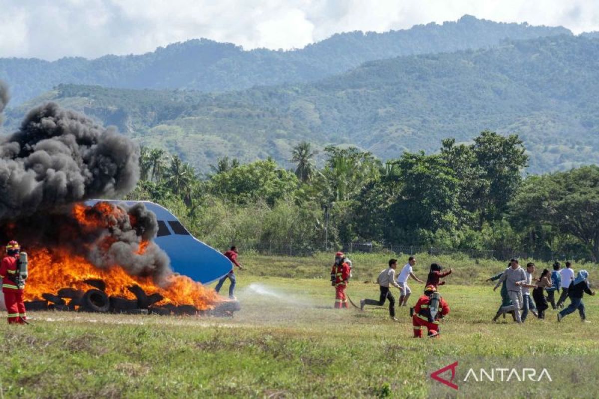 Latihan prosedur dan standar operasi penanggulangan keadaan darurat di Bandara - ANTARA News