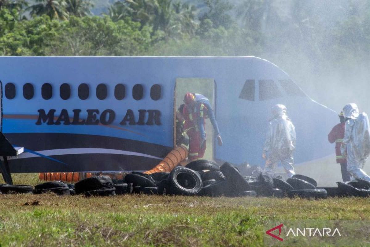 Latihan prosedur dan standar operasi penanggulangan keadaan darurat di Bandara - ANTARA News