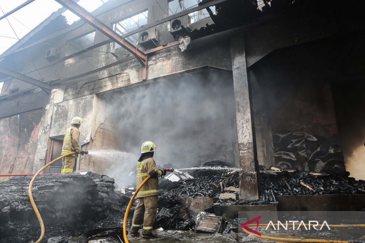 Puluhan mobil pemadam dikerahkan untuk memadamkan kebakaran gudang wallpaper di Muara Baru ...