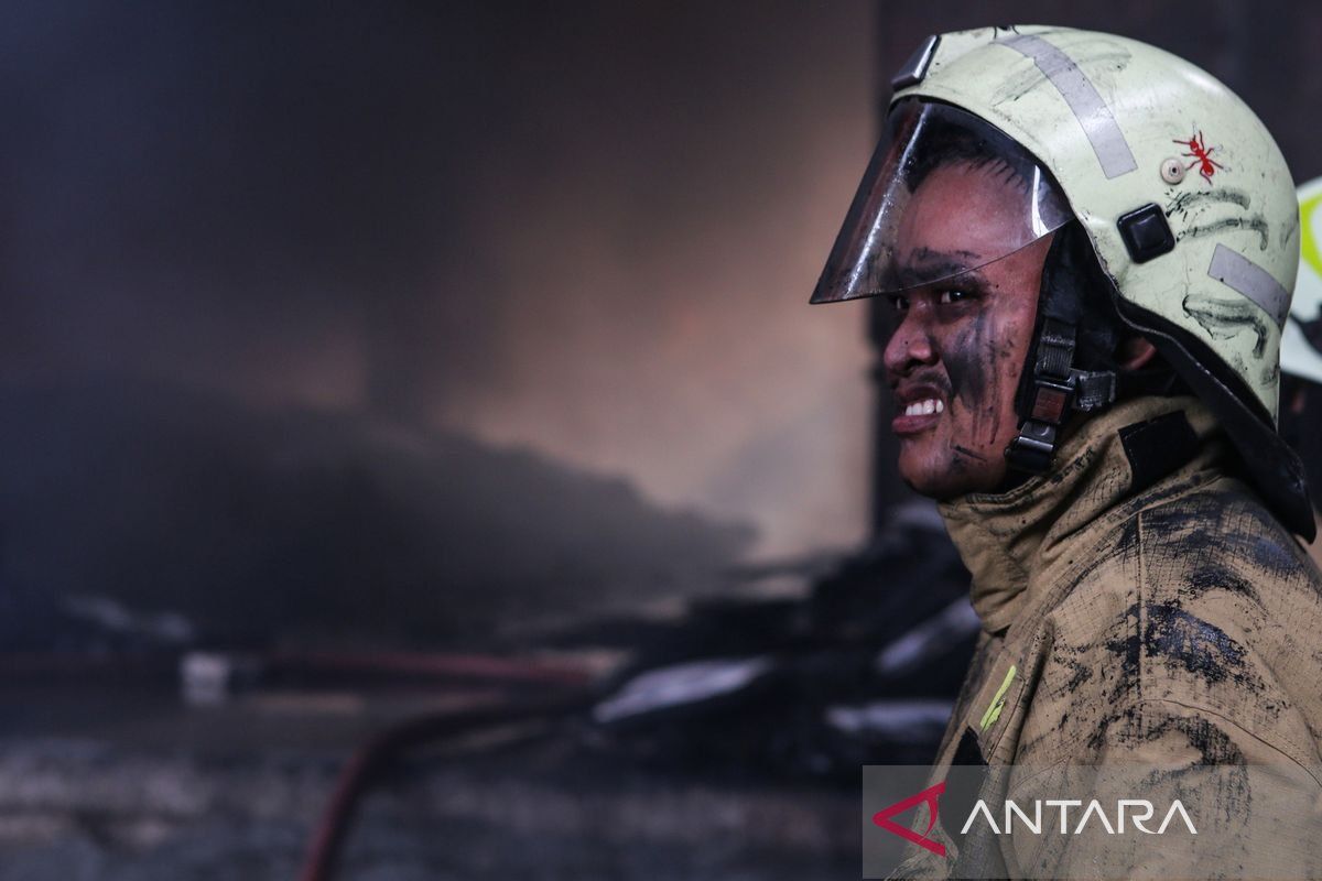 Puluhan mobil pemadam dikerahkan untuk memadamkan kebakaran gudang ...