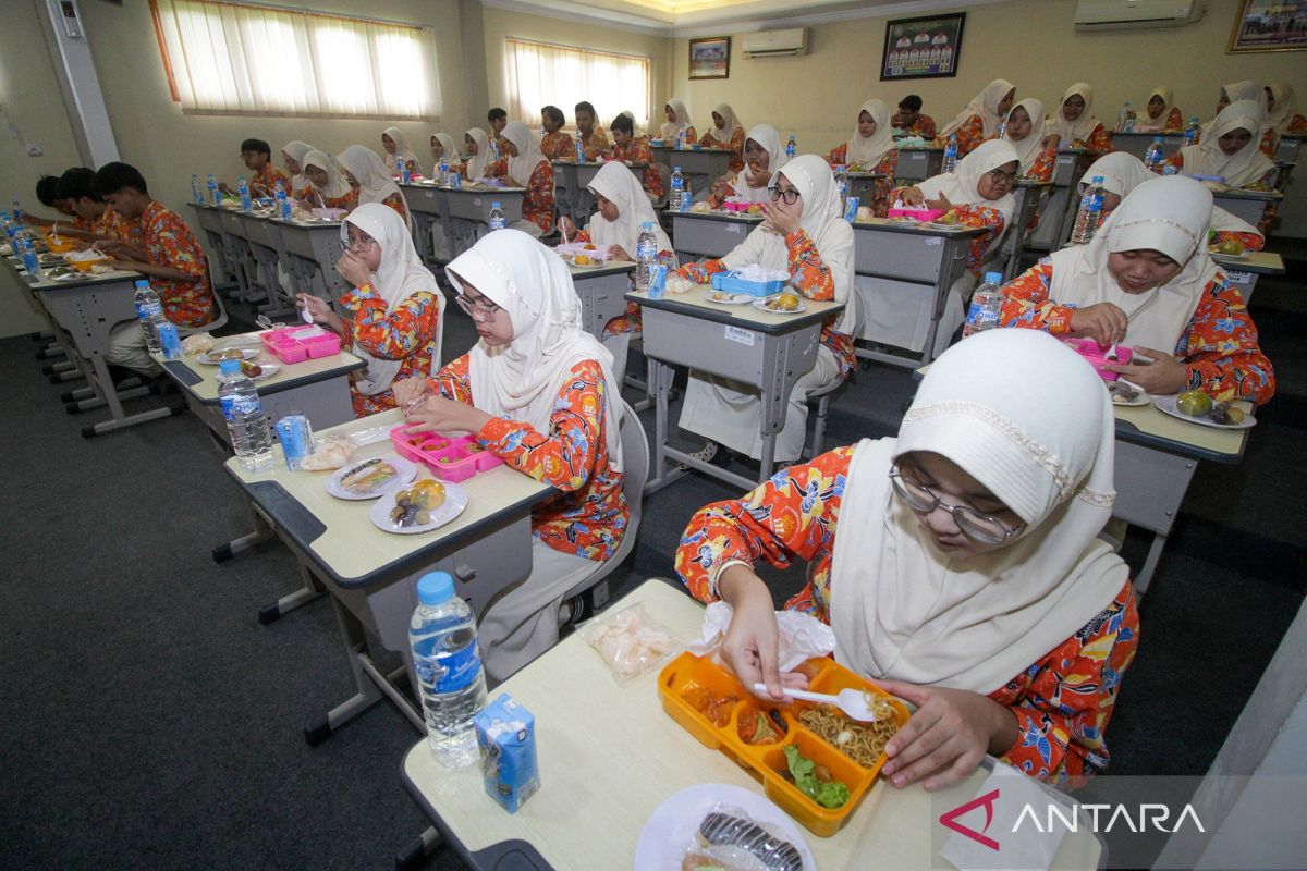 SMA Muhammadiyah 1 di Sidoarjo mengikuti program makan siang bergizi - ANTARA News