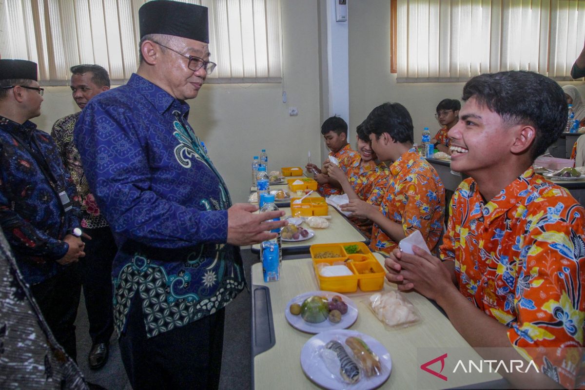 Mendikdasmen: Program Makan Siang Gratis Jadi Pendidikan Karakter Mendikdasmen: Program Makan Siang Gratis Jadi Pendidikan Karakter