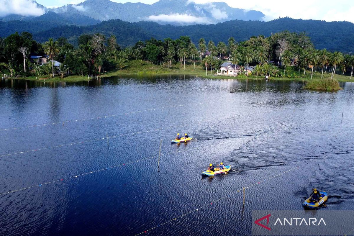 Lomba perahu dayung pada Festival Maleo 2024 di Danau Perintis - ANTARA News