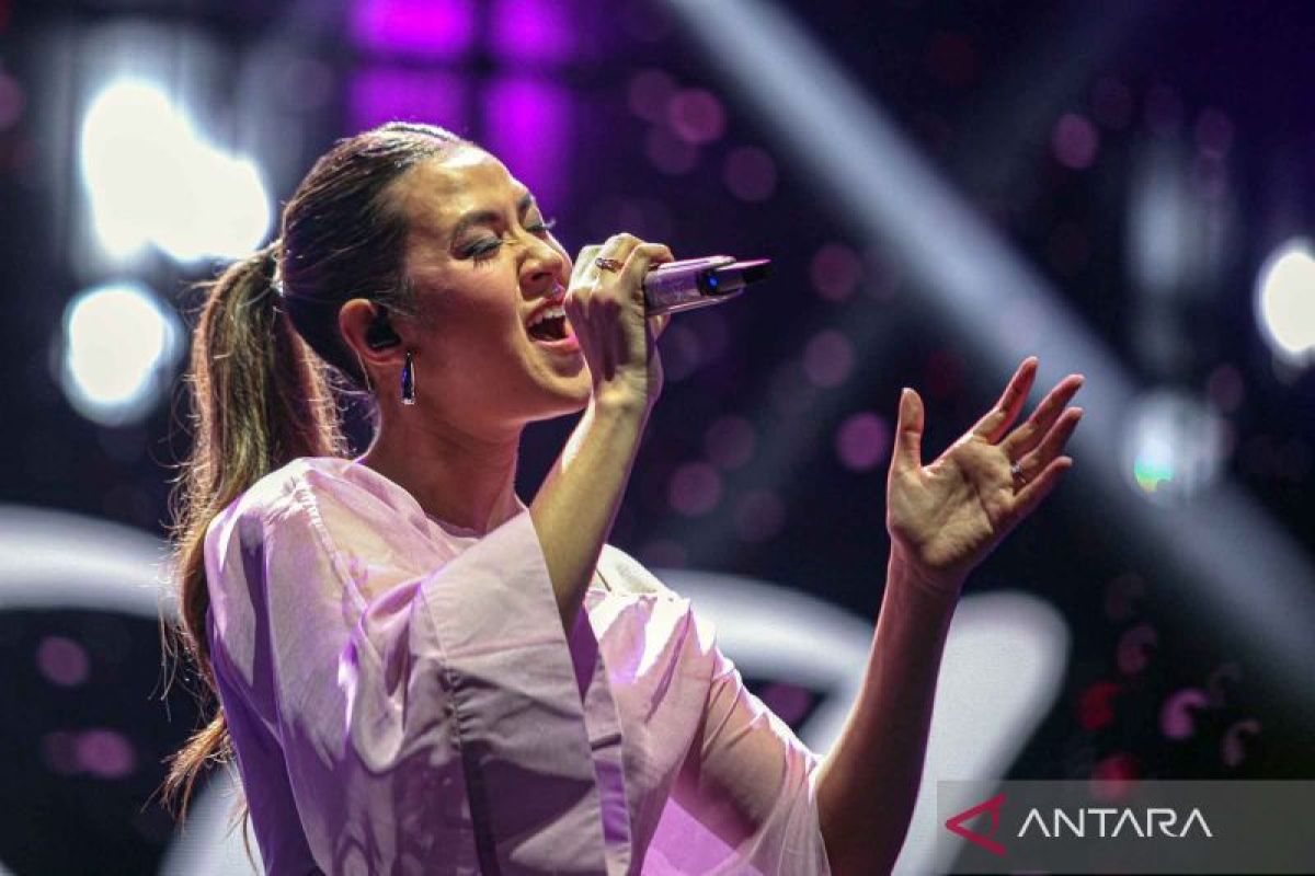 Sejumlah penyanyi tampil pada Jazz Goes To Campus ke-47 di Universitas ...