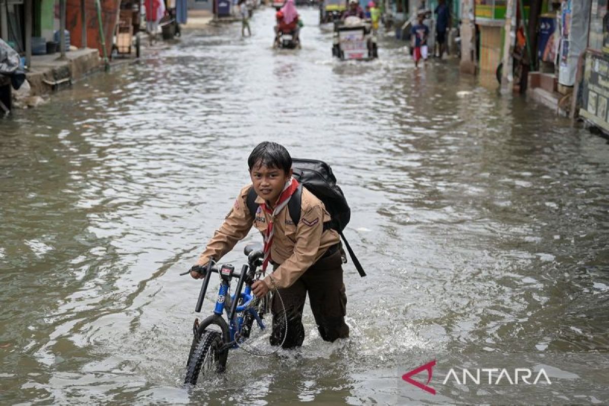 Banjir rob masih genangi pemukiman warga Muara Angke, Jakarta - ANTARA News