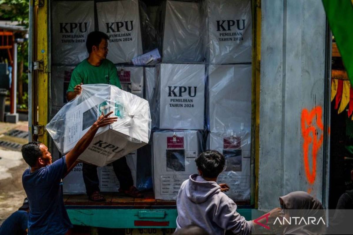 KPU Kota Bandung targetkan distribusi logistik Pilkada rampung pada H-5 - ANTARA News