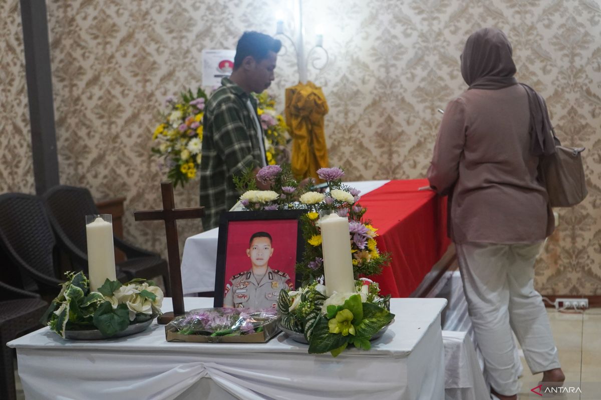 Jenazah korban penembakan AKP Ryanto Ulil disemayamkan di rumah duka ...