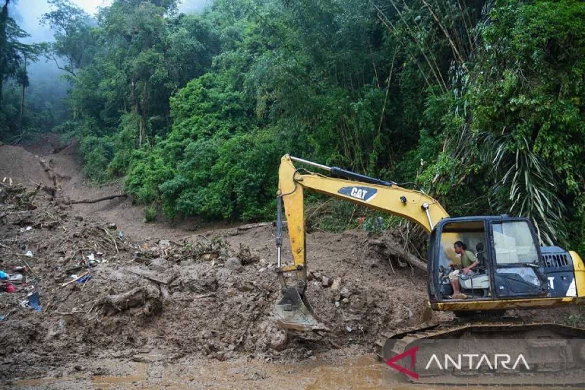 Intensitas hujan sangat tinggi akibatkan longsor susulan di Desa Semangat Gunung, Karo, Sumut ...