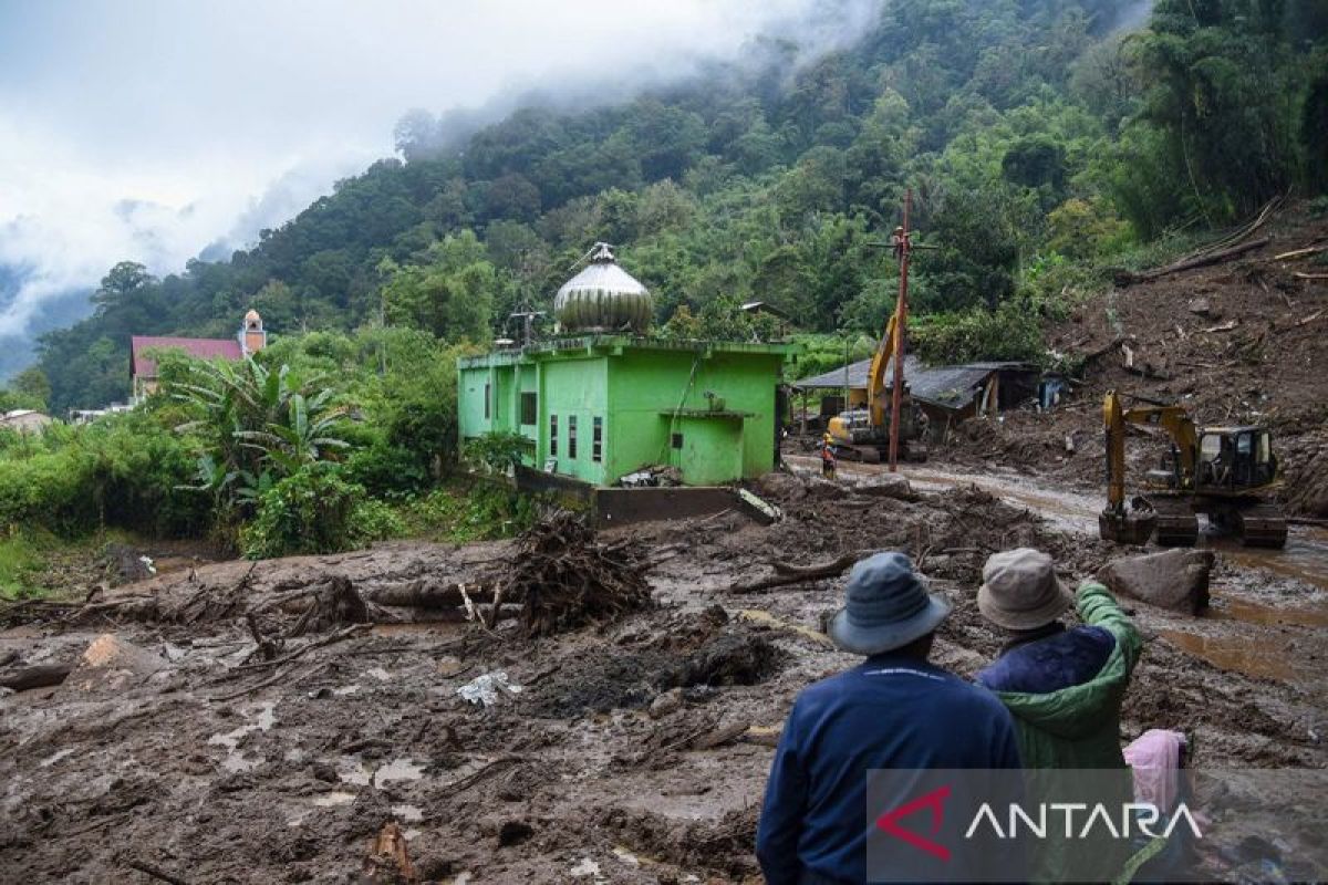 Intensitas hujan sangat tinggi akibatkan longsor susulan di Desa Semangat Gunung, Karo, Sumut ...