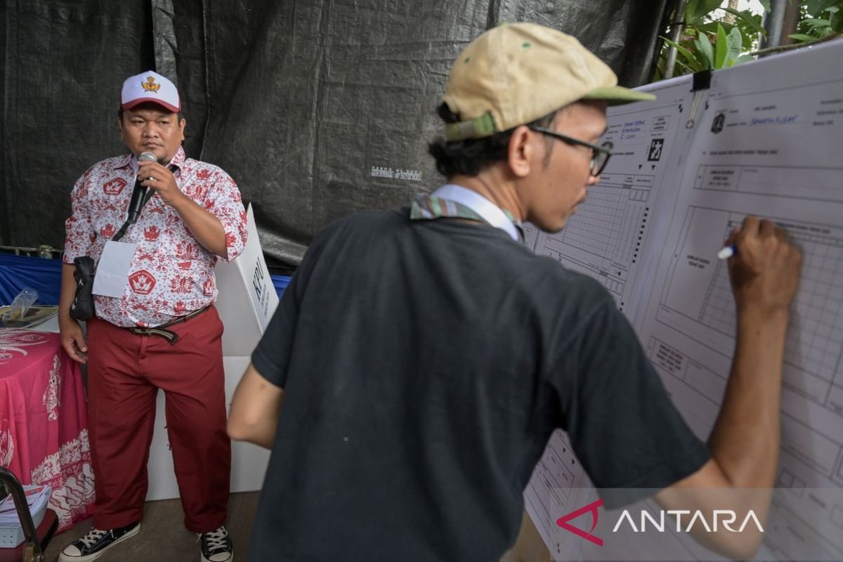 Penghitungan suara pilkada di berbagai daerah - ANTARA News
