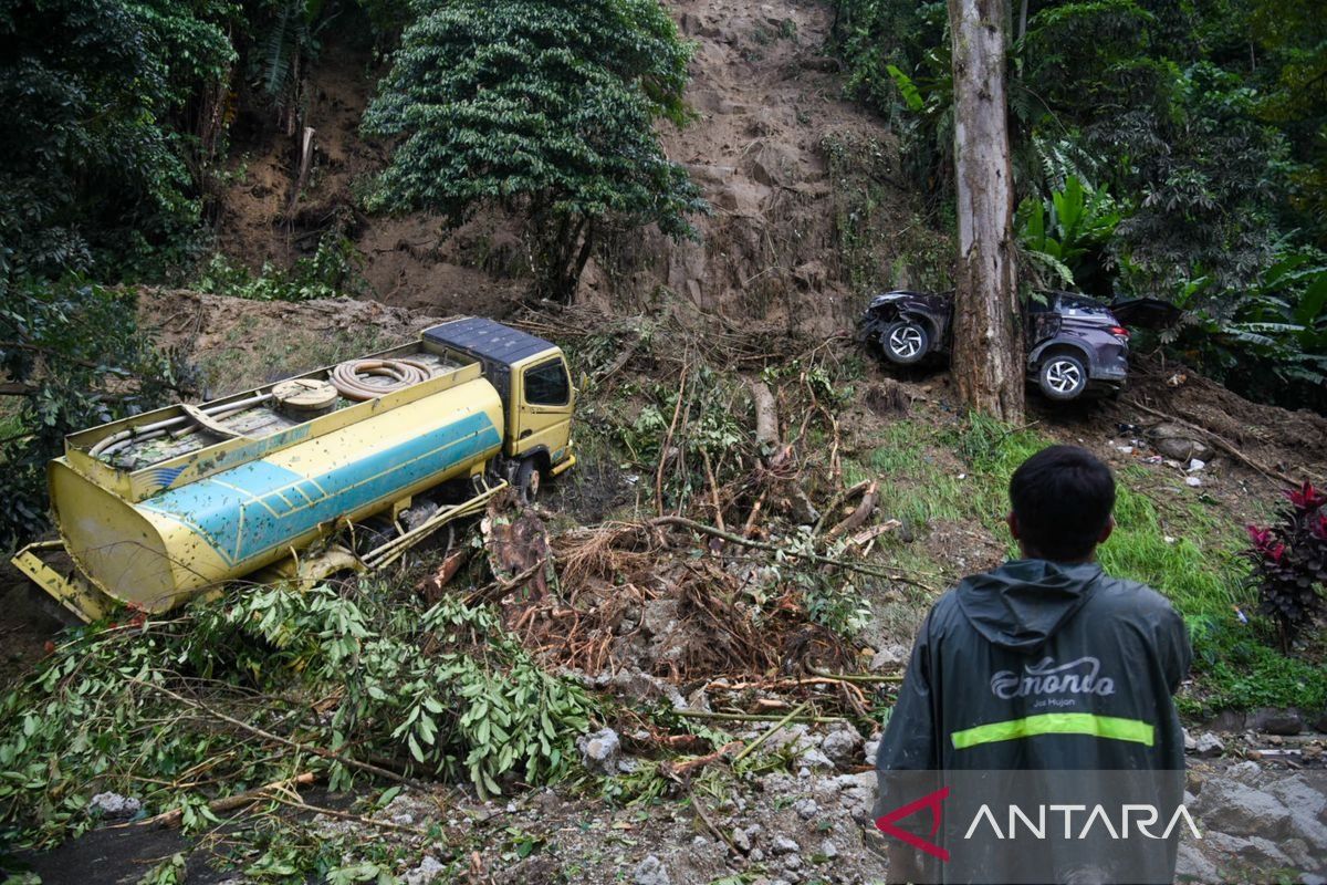 Empat orang meninggal dunia akibat tanah longsor di Deli Serdang ...
