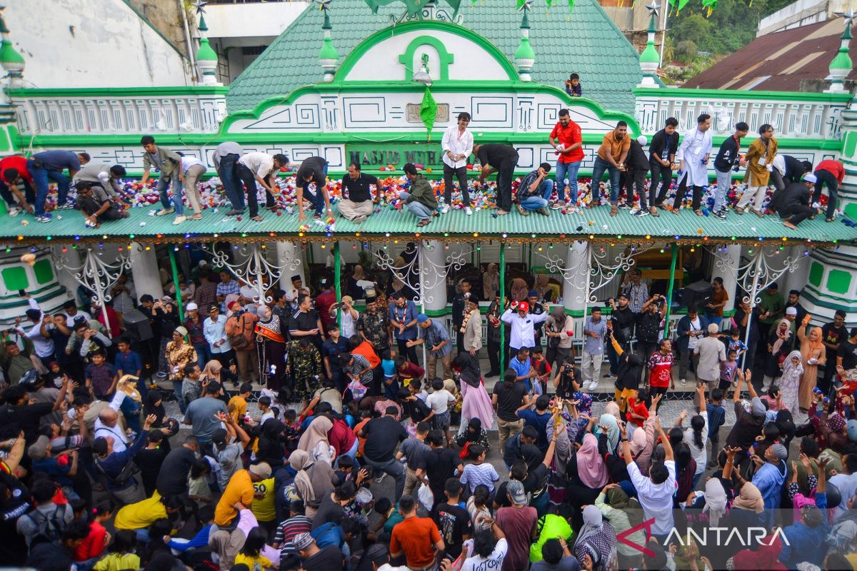 Kemeriahan berbagi bungkusan gula saat tradisi Serak Gulo di Padang ...