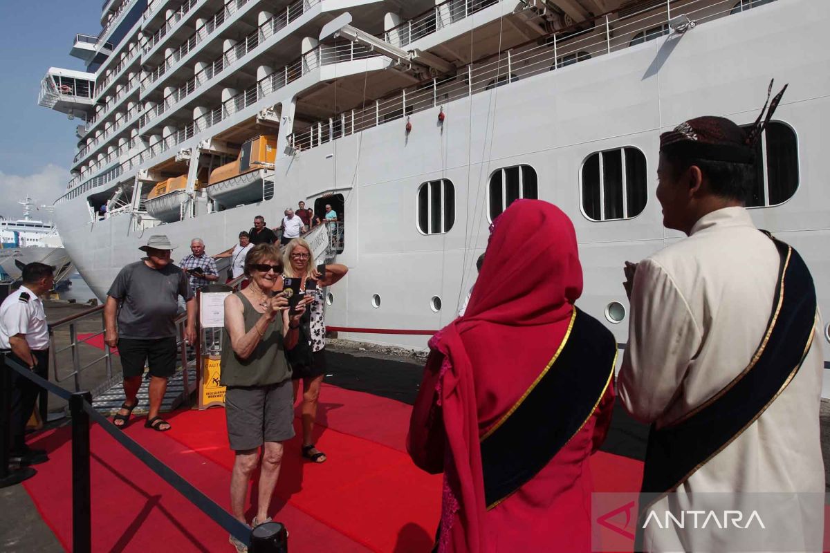 Kapal pesiar Seven Seas Explorer bawa 665 wisatawan untuk berwisata di ...