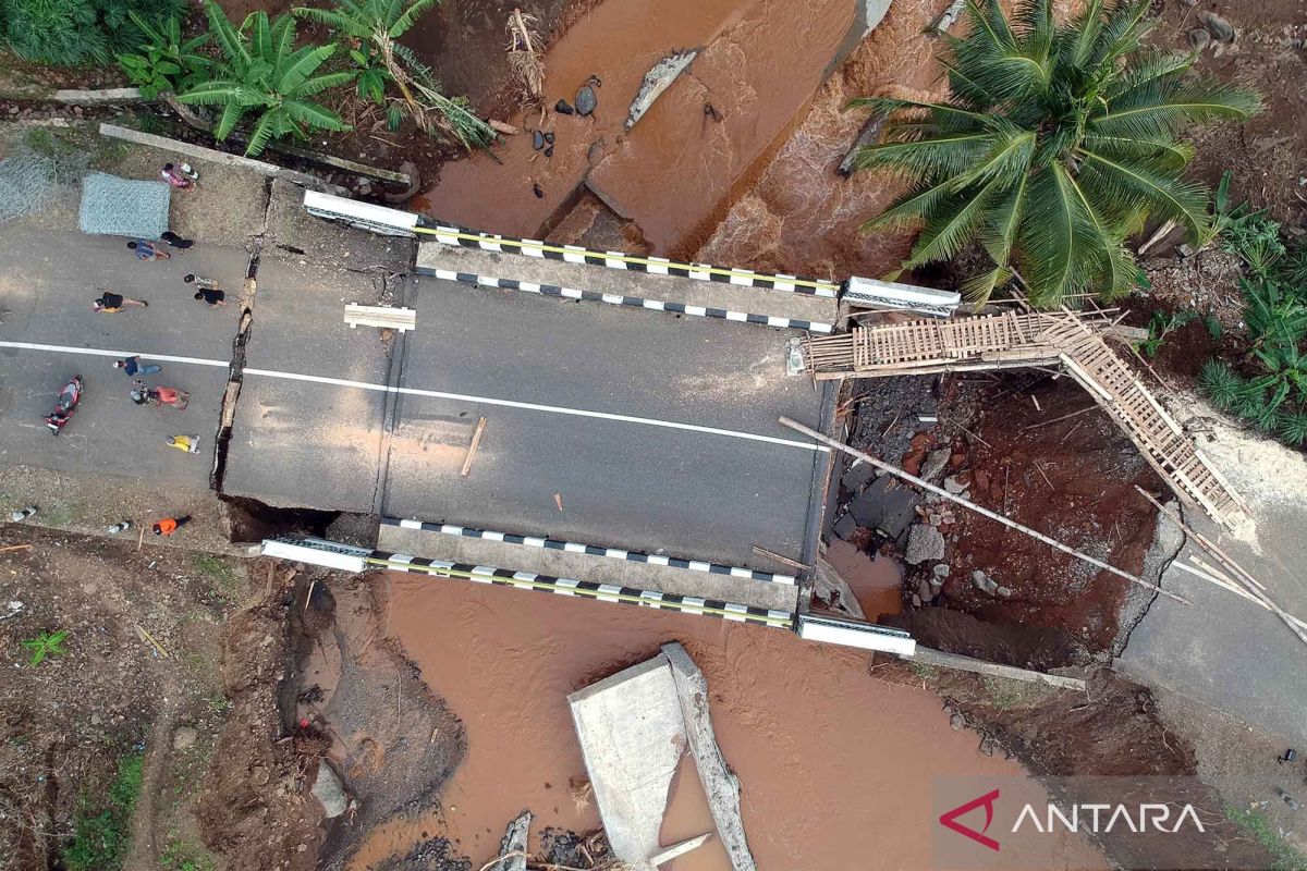 Jembatan jalur wisata Pelabuhan Ratu - Geopark Ciletuh putus diterjang air bah - ANTARA News