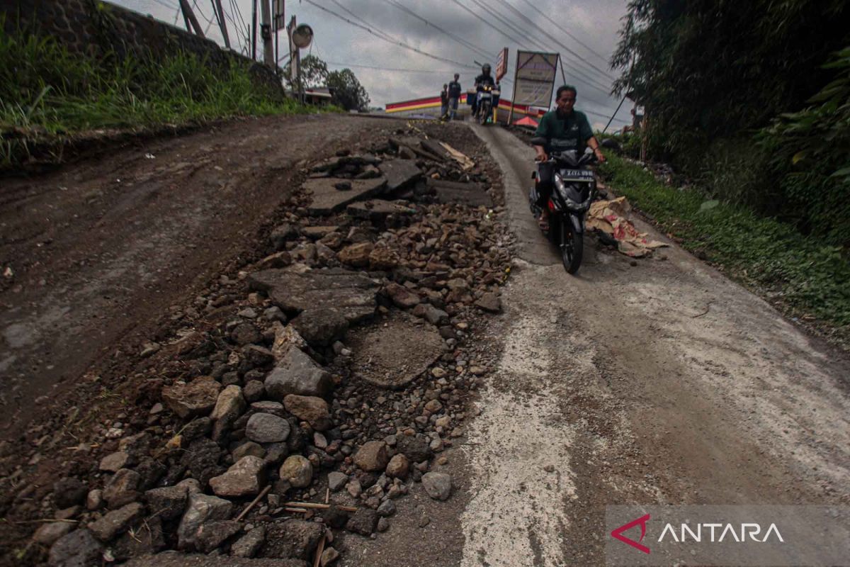 Begini kondisi jalan retak dan amblas di Sukabumi akibat pergerakan tanah - ANTARA News