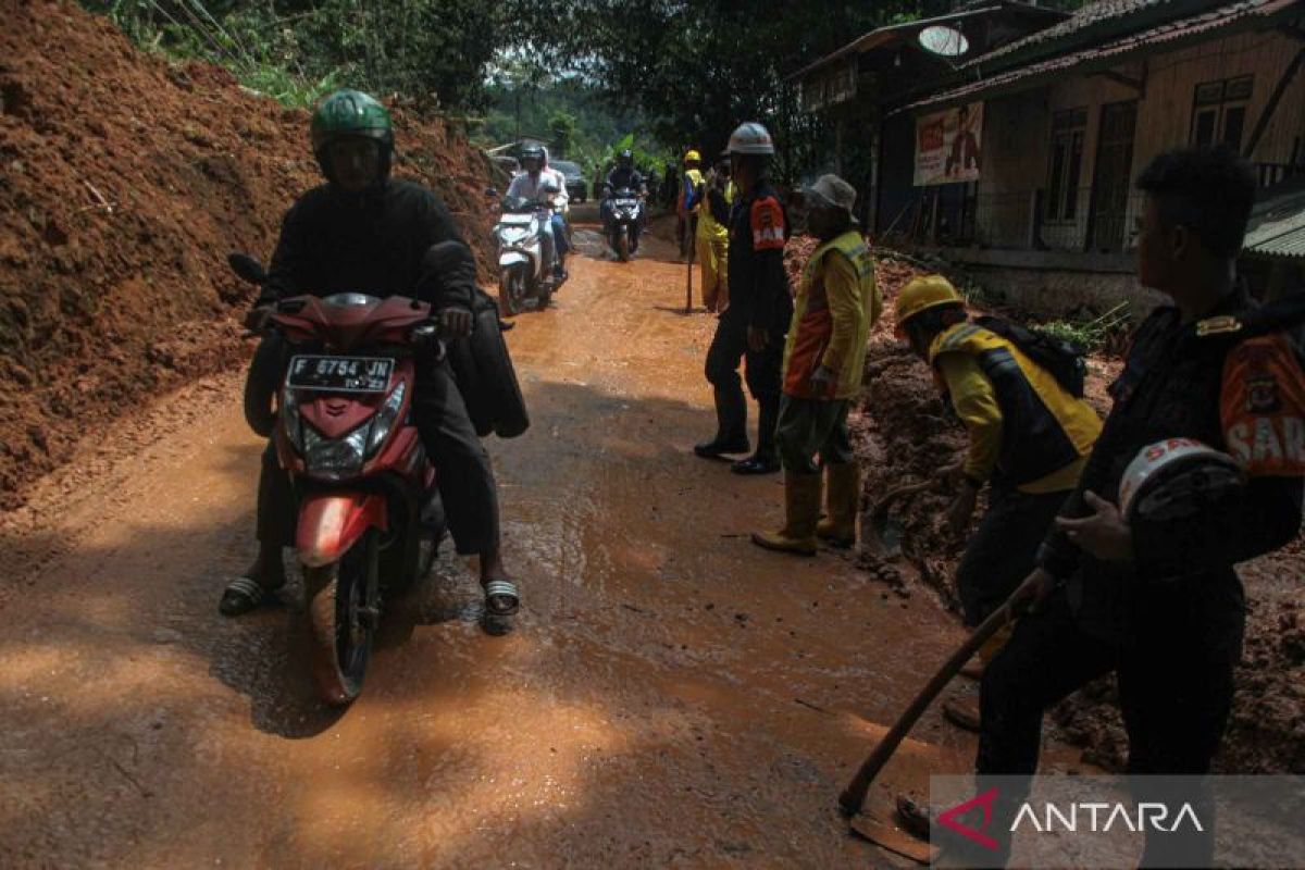 Begini kondisi jalan yang dibuka usai tertutup longsor di Sukabumi - ANTARA News