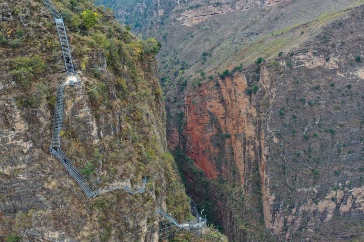 Tangga baja menuju desa di puncak tebing di China catat rekor Guinness ...