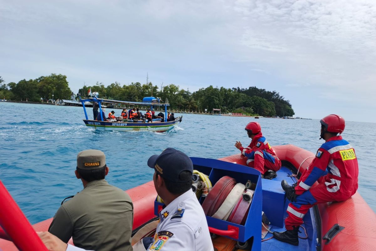 Tim gabungan evakuasi korban kapal karam di Pulau Panggang - ANTARA News Tim gabungan evakuasi korban kapal karam di Pulau Panggang - ANTARA News
