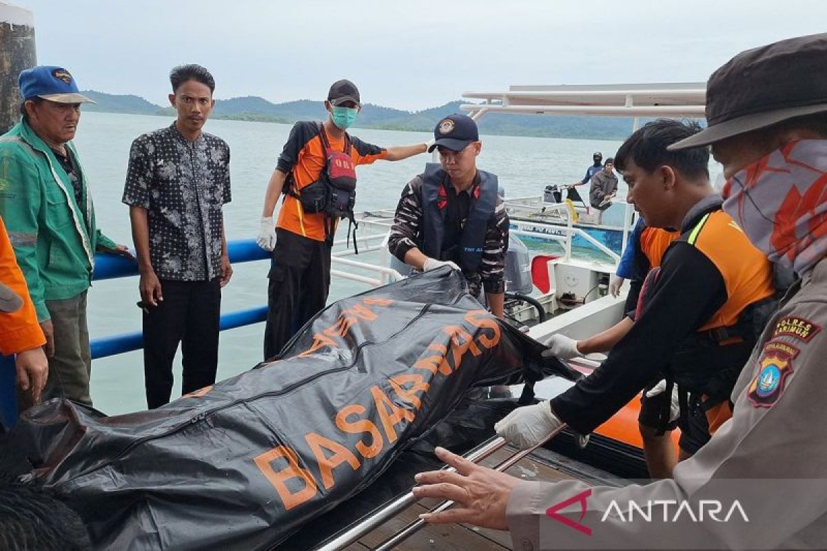 Tim SAR Karimun evakuasi 3 dari 4 korban speedboat tenggelam - ANTARA News