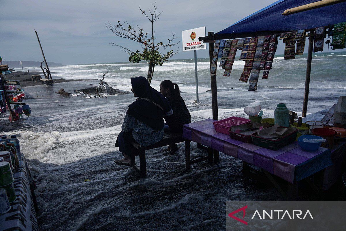 Bmkg Waspadai Gelombang Tinggi Di Perairan Selatan Jabar Diy Antara News