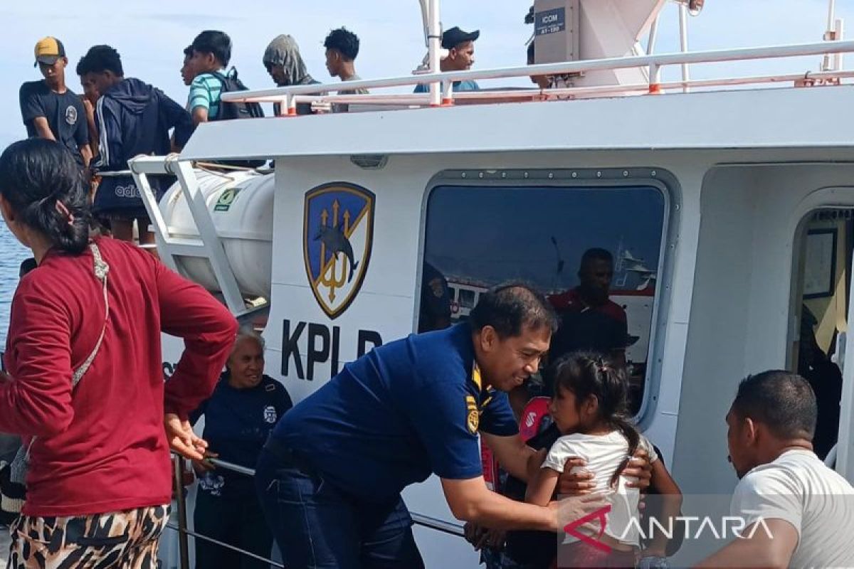 Puluhan penumpang KM Beringin Jaya dievakuasi - ANTARA News