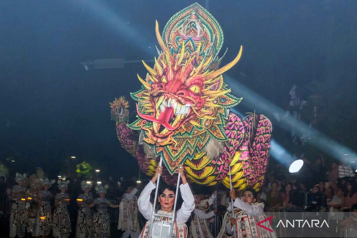 Pagelaran tari kolosal Surya Candra di pembukaan Denpasar Festival 2024 - ANTARA News
