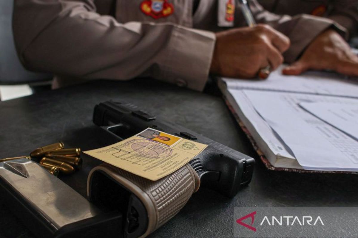 Pemeriksaan rutin senjata api anggota polisi sebagai antisipasi ...