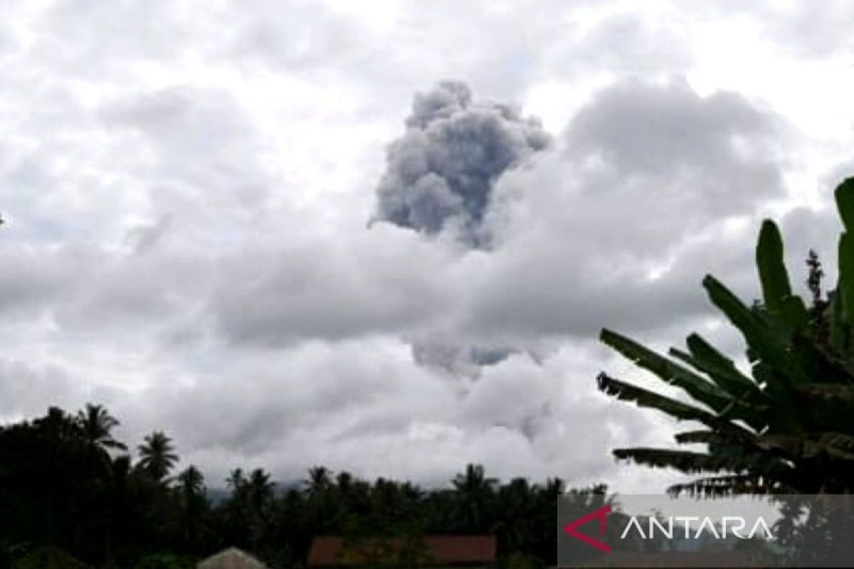 Gunung Ibu kembali semburkan abu vulkanik - ANTARA News