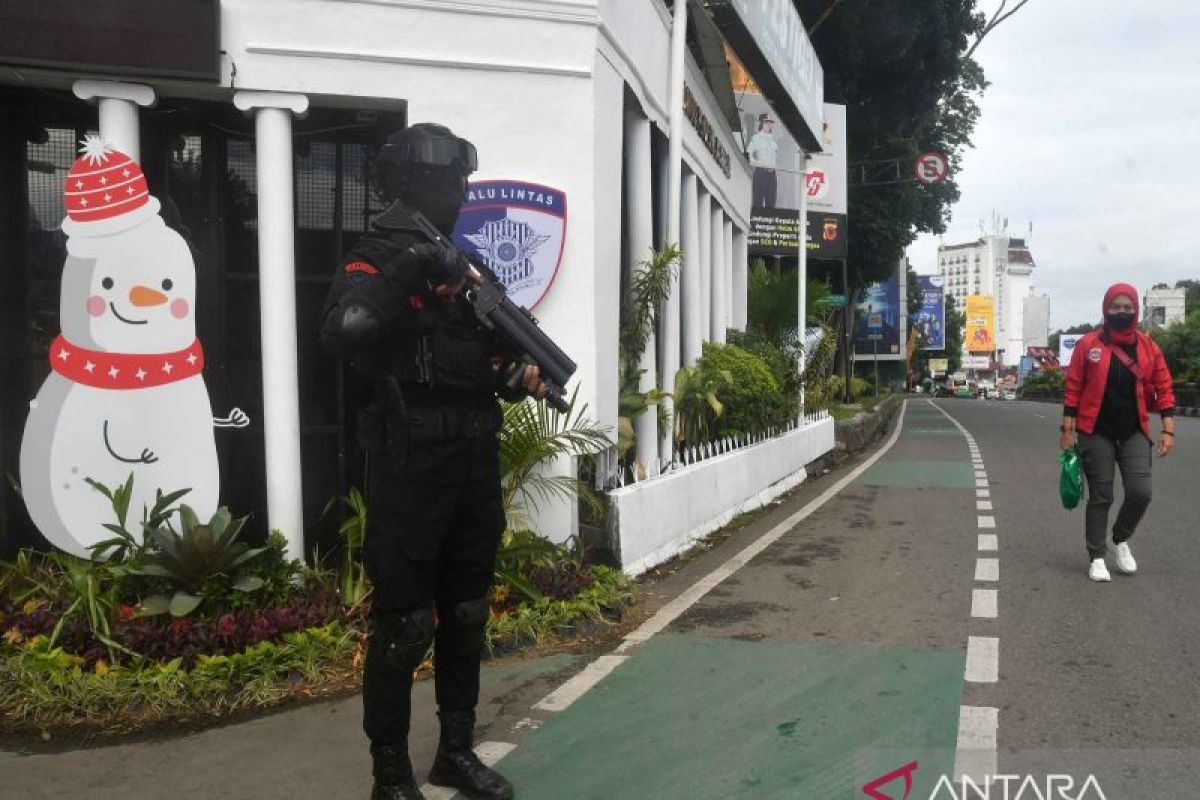 Pengamanan polisi selama libur Natal dan Tahun Baru 2025 di Terminal ...