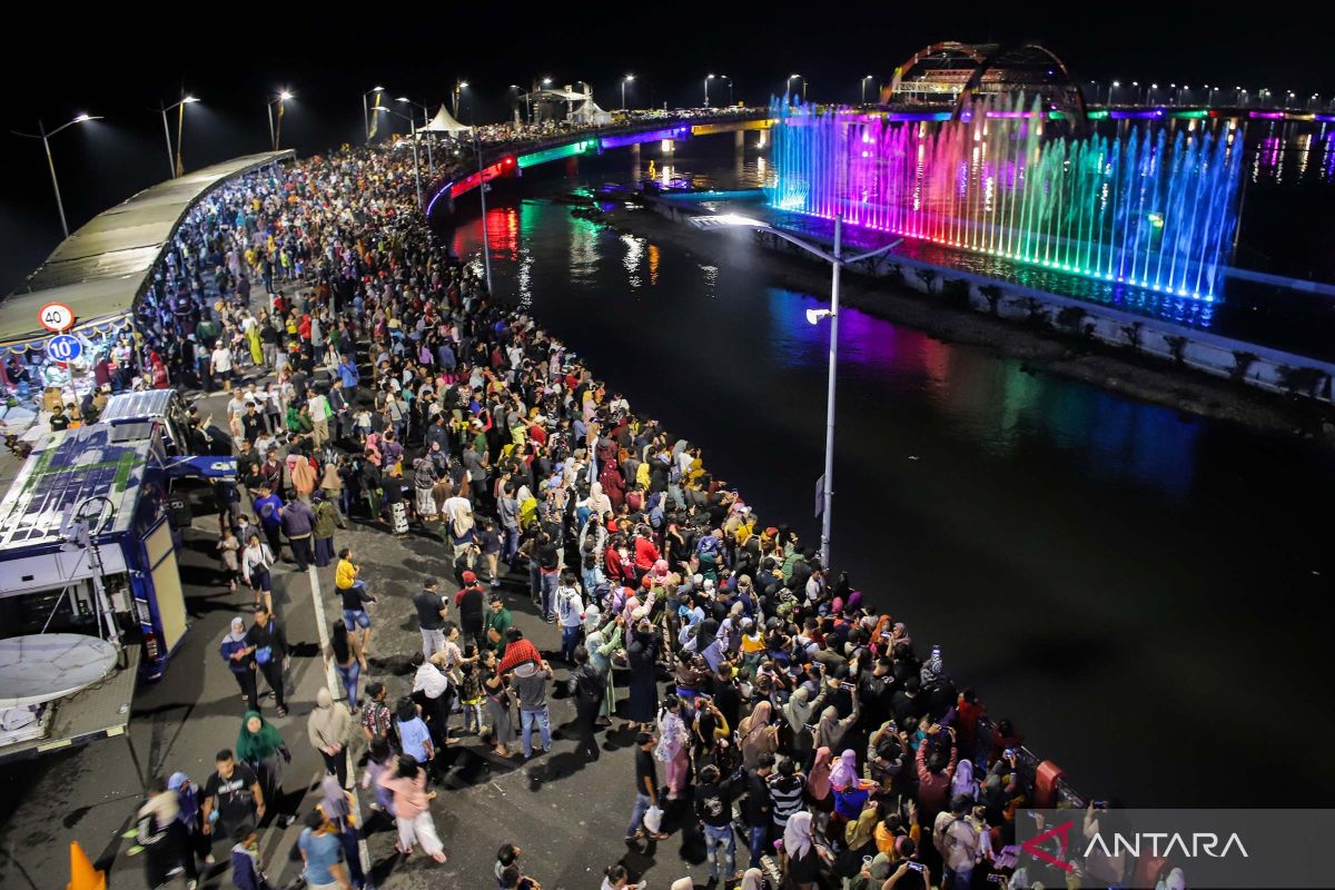 Meriahnya perayaan tahun baru 2025 di berbagai penjuru daerah - ANTARA News