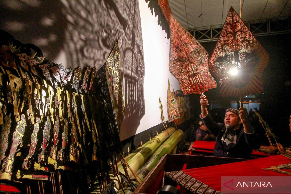 Merayakan tahun baru melalui pentas wayang kulit di Nganjuk - ANTARA News