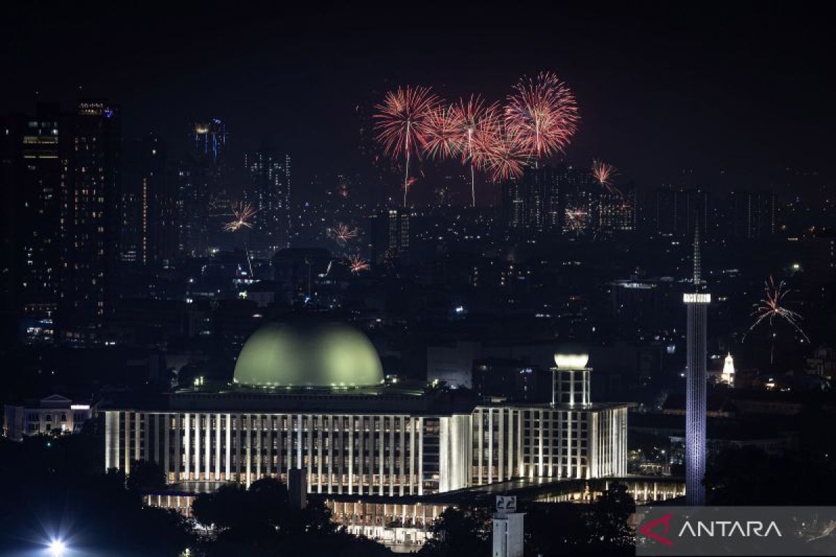 Meriahnya perayaan tahun baru 2025 di berbagai penjuru daerah - ANTARA News