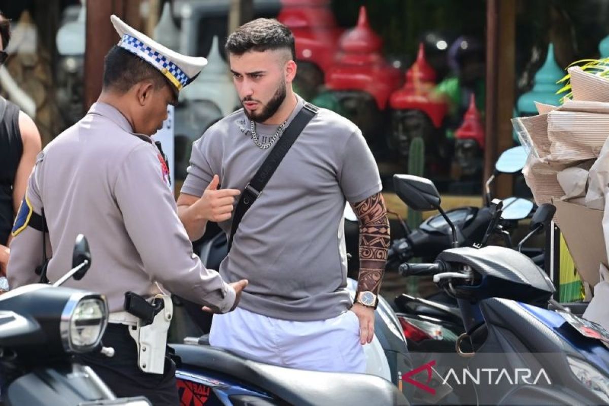 Polisi tindak wisatawan mancanegara pelanggar aturan lalu lintas di Bali - ANTARA News