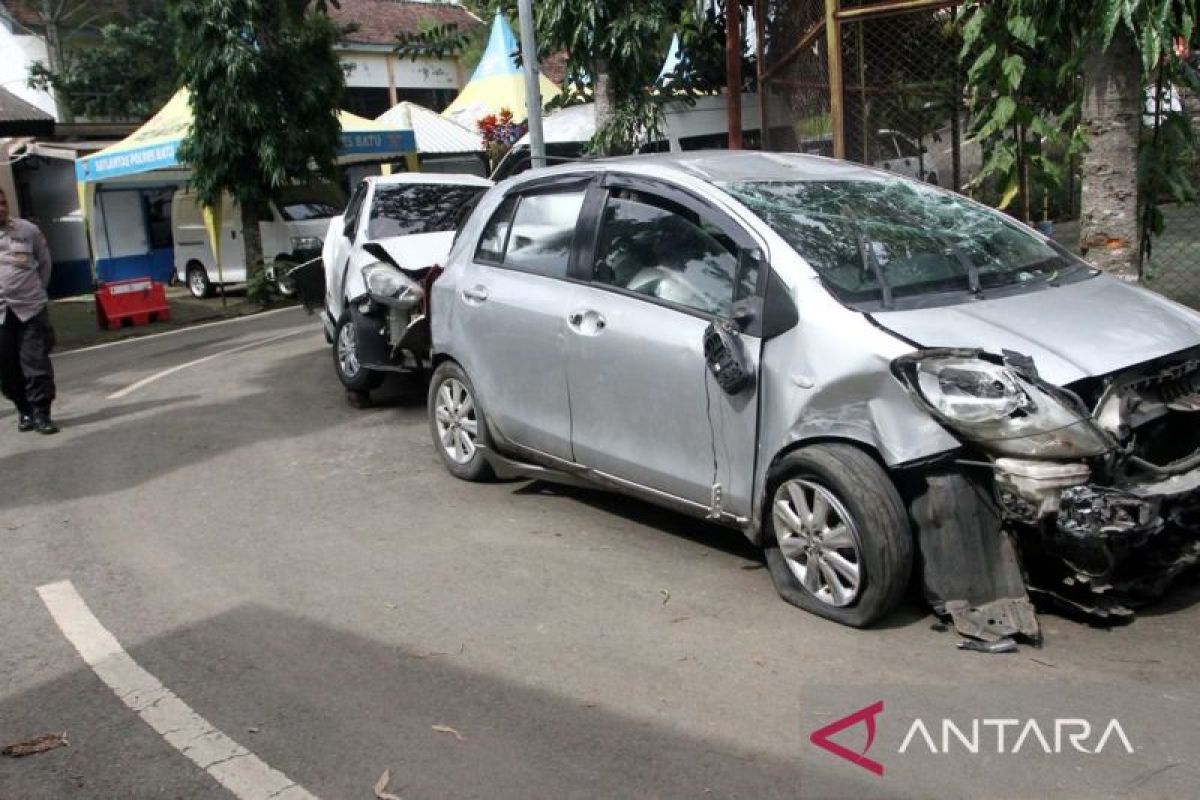Empat orang meninggal dunia dan puluhan lainnya luka-luka dalam kecelakaan beruntun di Kota Batu ...