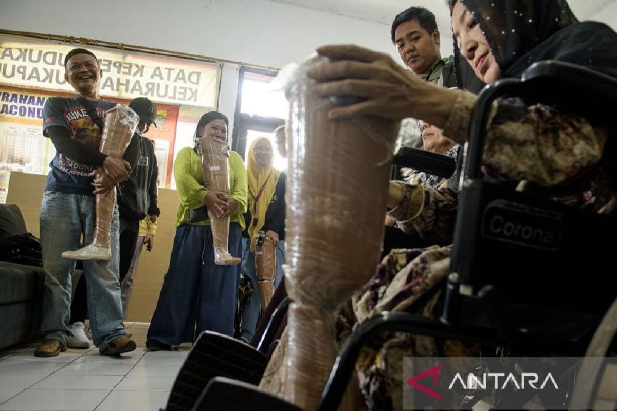 Bantuan alat bantu kesehatan prostetik untuk penyandang disabilitas ...