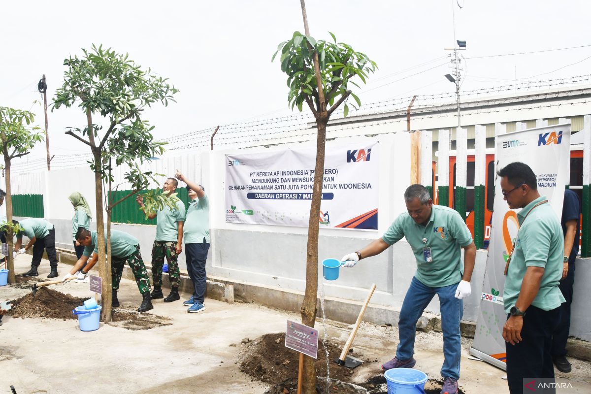 Gerakan tanam sejuta pohon PT KAI - ANTARA News Jawa Timur