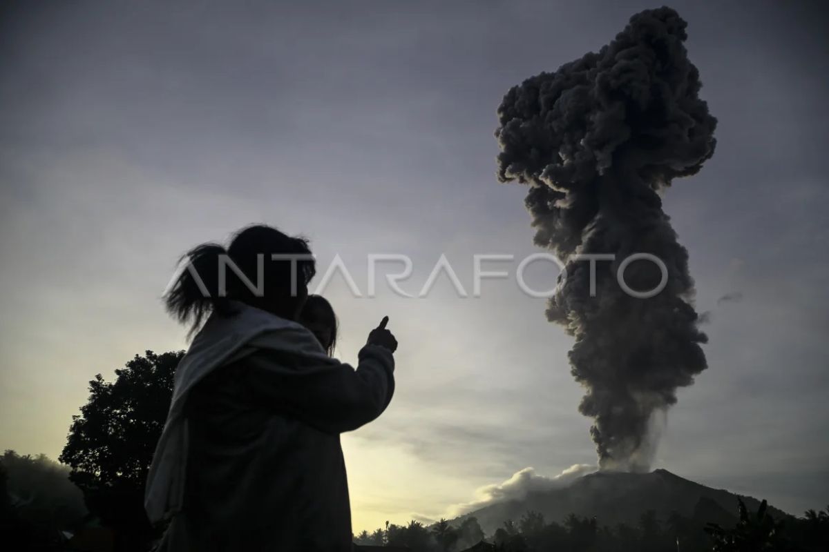 Gunung Ibu erupsi keluarkan abu vulkanik - ANTARA News Bengkulu