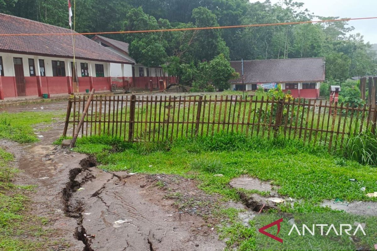 Cianjur bekerja sama dengan kementerian bangun sekolah rusak - ANTARA News Jawa Barat