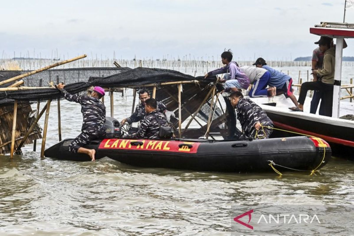 TNI AL dan nelayan bongkar pagar laut di Tangerang - ANTARA News Banten