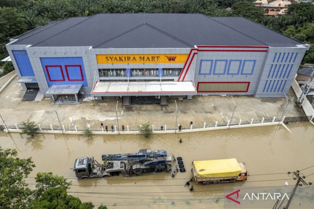 Jalan nasional lintas Sumatera yang sempat lumpuh total terhalang banjir sudah bisa dilalui ...