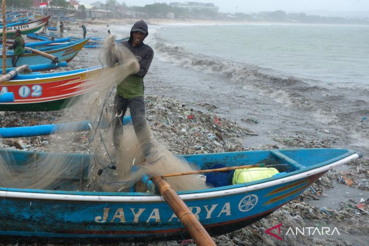 Peringatan dini potensi gelombang tinggi hingga empat meter dan angin kencang di perairan Bali ...