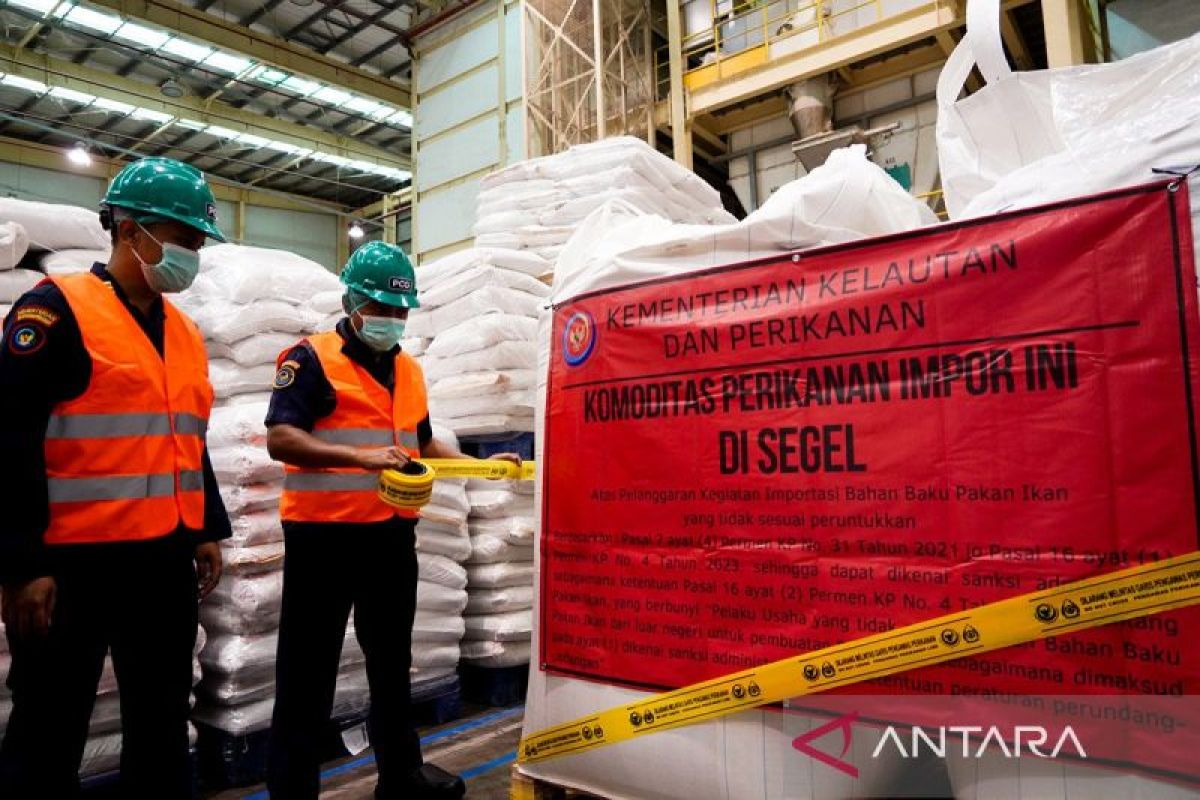 KKP segel 453 ton bahan baku pakan ikan impor di Banten - ANTARA News
