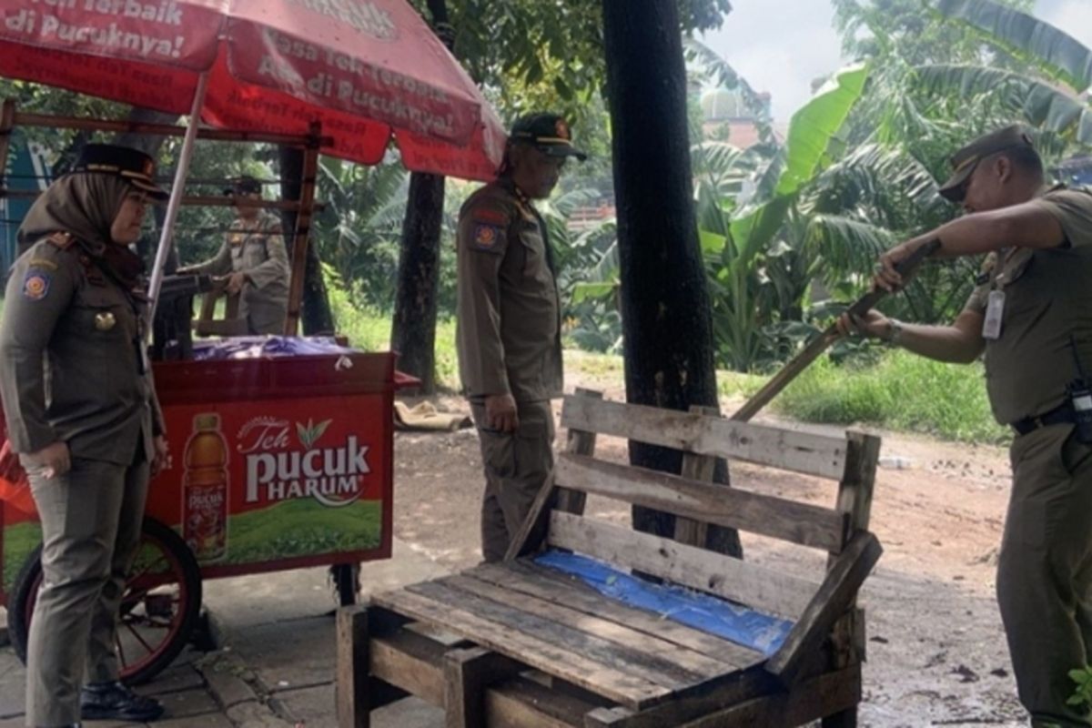 Satpol PP tertibkan PKL yang berjualan di trotoar Jalan Daan Mogot - ANTARA News