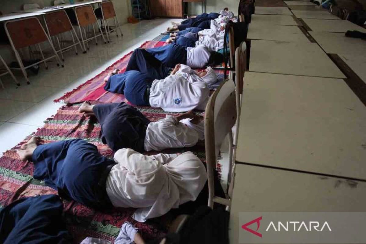 Program tidur siang di SMP Negeri 39 Surabaya - ANTARA News