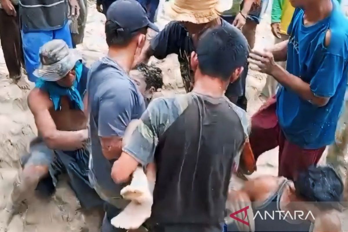 Dua siswa SD Kabupaten OKU Timur tewas tertimbun longsor - ANTARA News