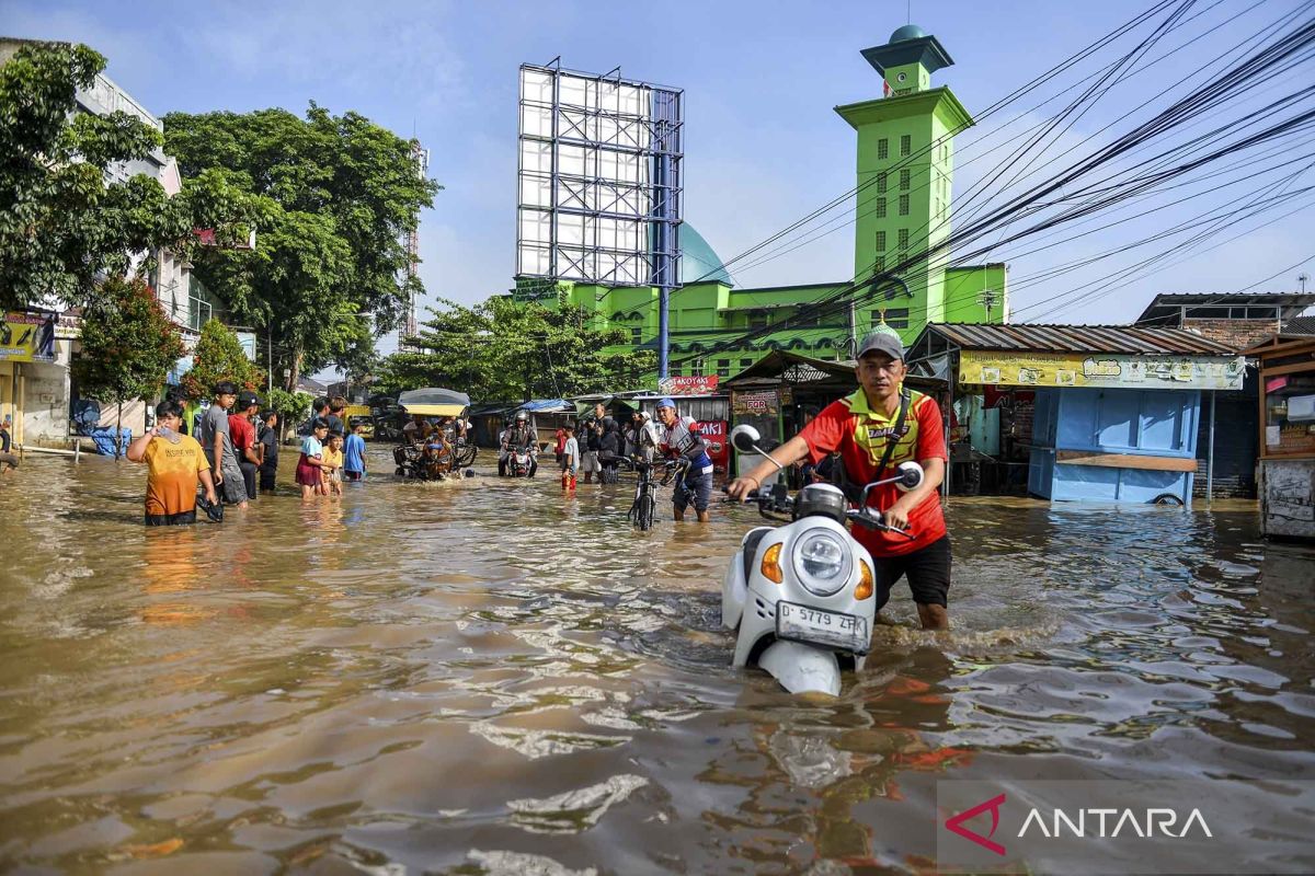 Permukiman di tiga kecamatan di Bandung terendam air luapan Sungai Citarum - ANTARA News