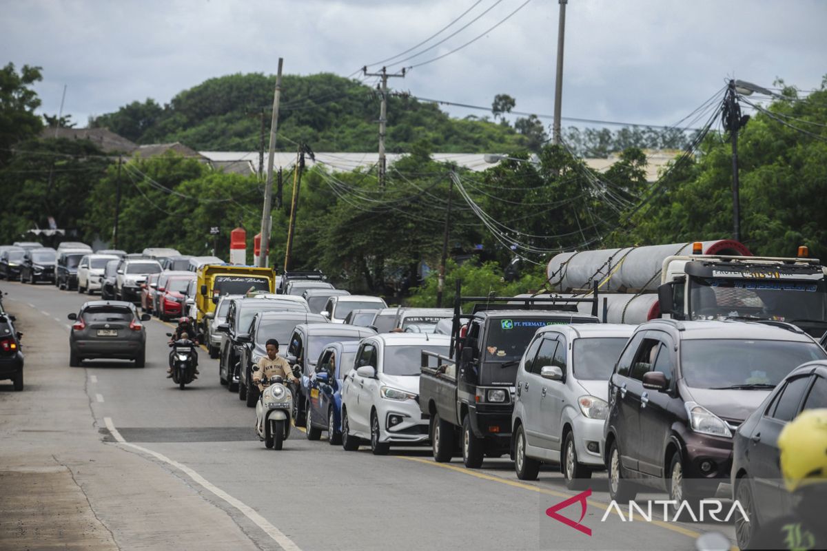 Kepadatan kendaraan di jalur wisata Anyer saat libur panjang - ANTARA News Banten
